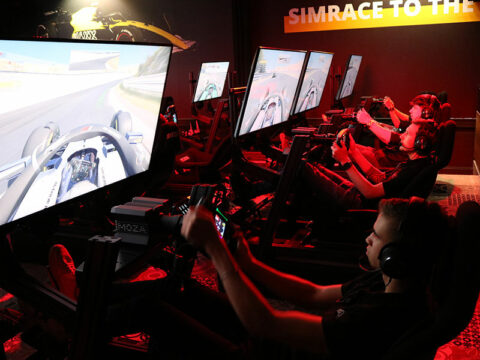 Simracen in onze nieuwe simulatoren | The Maxx Veenendaal